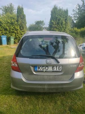 Grey Honda Jazz 2018 in Vilnius, with an engine capacity of 1.34 L and mileage of 202 thousand km for 1300 €, photo 3 on AUTOMOTO.COM.LV