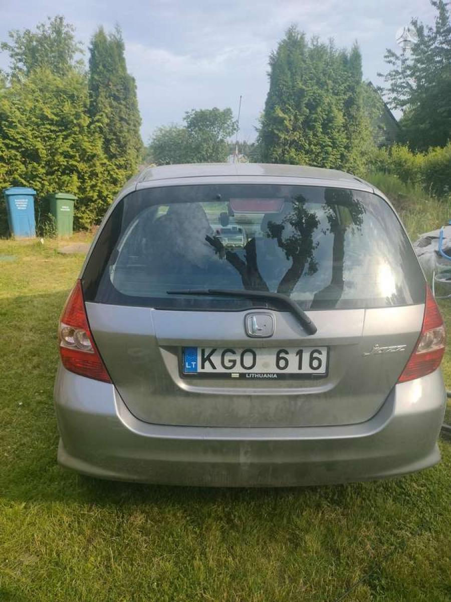 Grey Honda Jazz 2018 in Vilnius, with an engine capacity of 1.34 L and mileage of 202 thousand km for 1300 €, photo 3 on AUTOMOTO.COM.LV