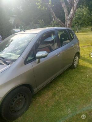 Grey Honda Jazz 2018 in Vilnius, with an engine capacity of 1.34 L and mileage of 202 thousand km for 1300 €, photo 4 on AUTOMOTO.COM.LV