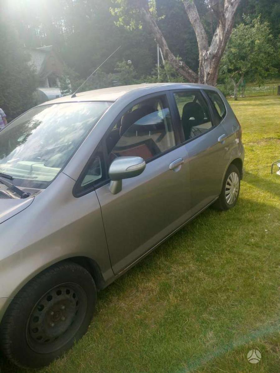 Grey Honda Jazz 2018 in Vilnius, with an engine capacity of 1.34 L and mileage of 202 thousand km for 1300 €, photo 4 on AUTOMOTO.COM.LV