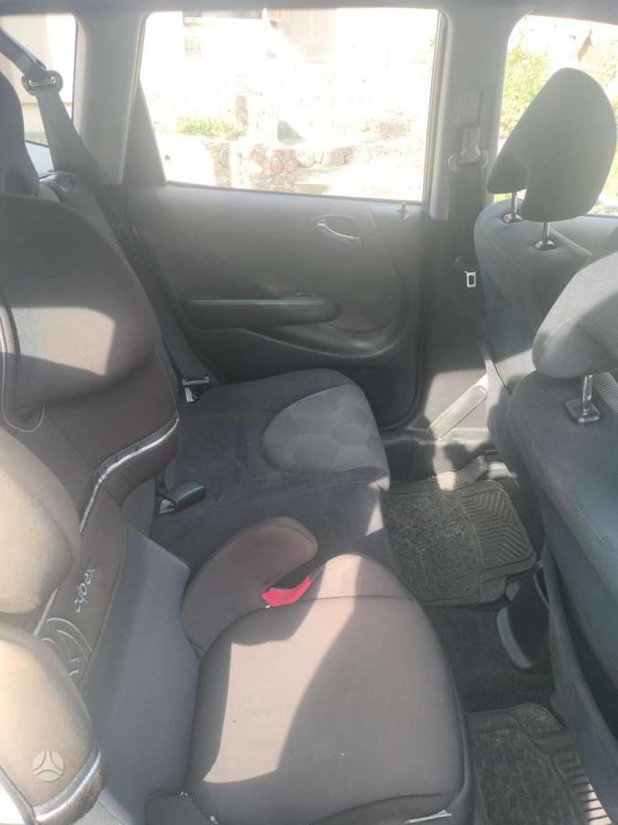 Grey Honda Jazz 2018 in Vilnius, with an engine capacity of 1.34 L and mileage of 202 thousand km for 1300 €, photo 5 on AUTOMOTO.COM.LV