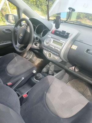 Grey Honda Jazz 2018 in Vilnius, with an engine capacity of 1.34 L and mileage of 202 thousand km for 1300 €, photo 6 on AUTOMOTO.COM.LV