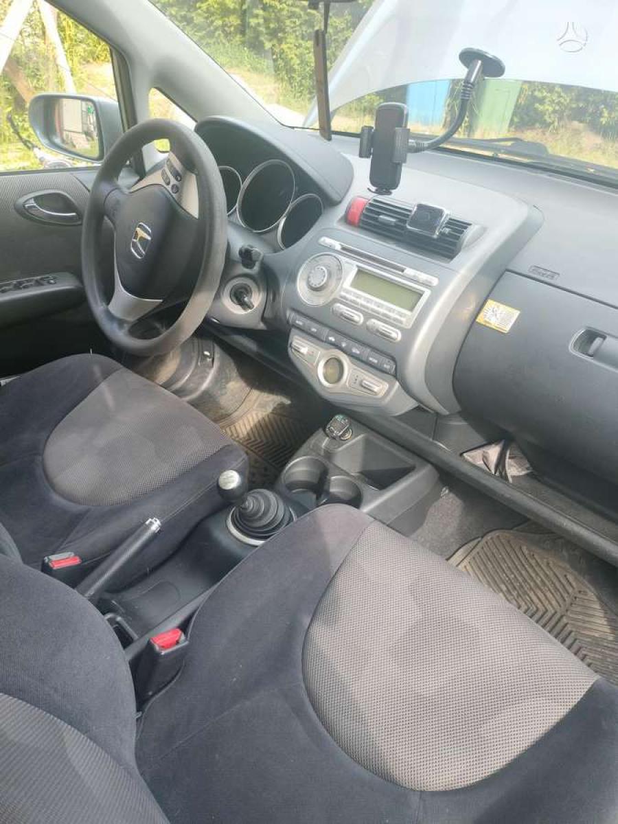 Grey Honda Jazz 2018 in Vilnius, with an engine capacity of 1.34 L and mileage of 202 thousand km for 1300 €, photo 6 on AUTOMOTO.COM.LV