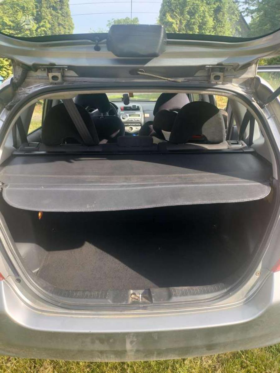 Grey Honda Jazz 2018 in Vilnius, with an engine capacity of 1.34 L and mileage of 202 thousand km for 1300 €, photo 8 on AUTOMOTO.COM.LV