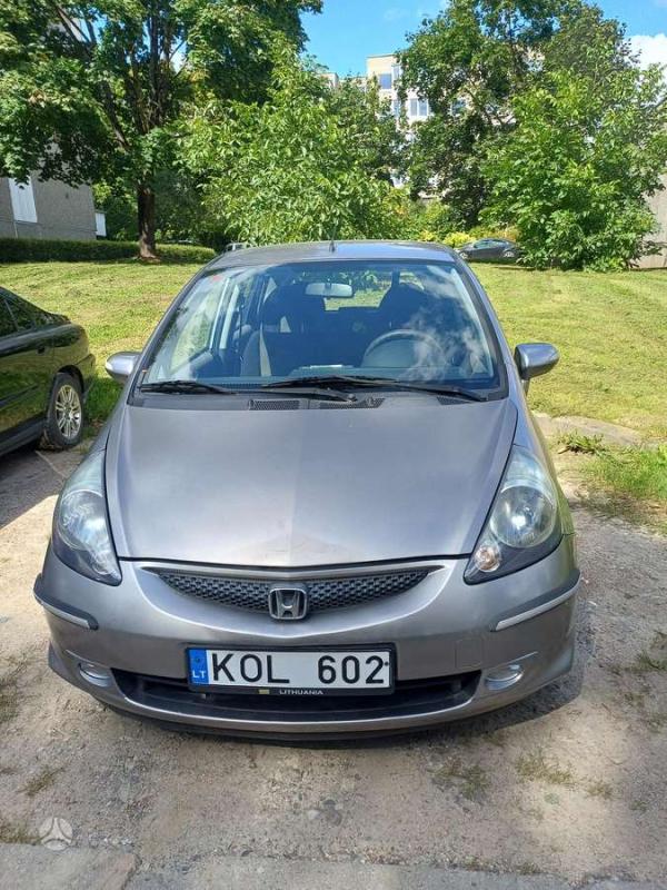 Honda Jazz 2026 in Vilnius on AUTOMOTO.COM.LV Grey Honda Jazz 2026 in Vilnius, with an engine capacity of 0.00 L and mileage of 176 thousand km for 1500 €, photo 6 on AUTOMOTO.COM.LV