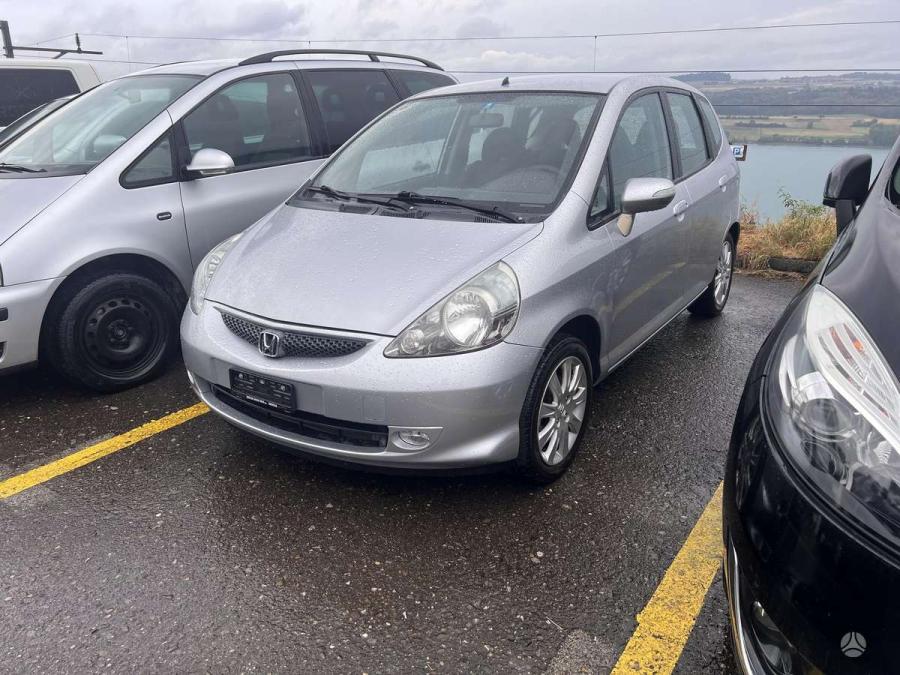 Pelēks Honda Jazz 2005 Viļņa, ar dzinēja tilpumu 1.40 L un nobraukumu 150 tūkst. km par 2950 €, foto 4 vietnē AUTOMOTO.COM.LV