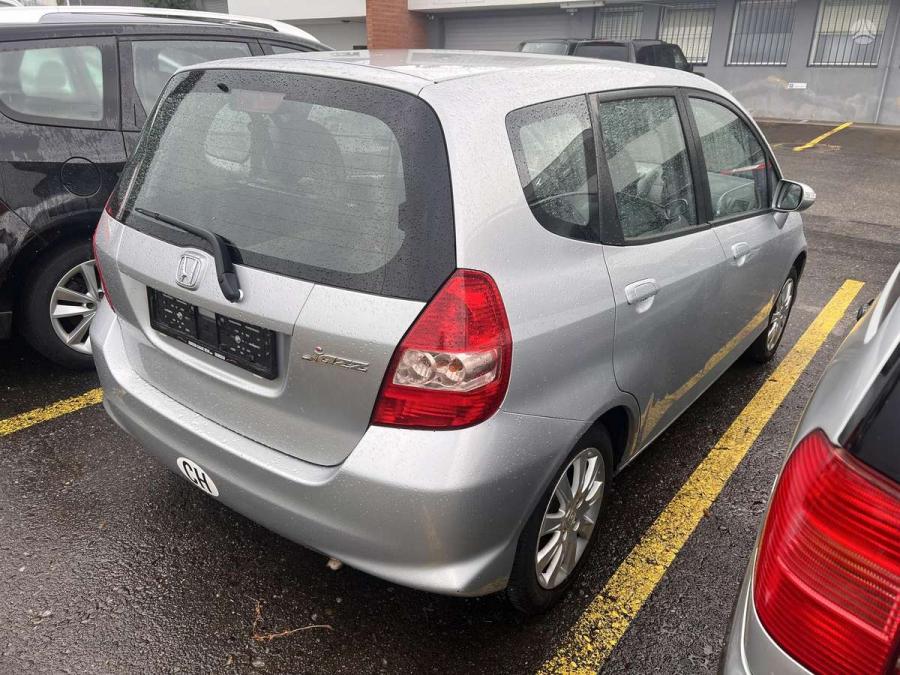 Pelēks Honda Jazz 2005 Viļņa, ar dzinēja tilpumu 1.40 L un nobraukumu 150 tūkst. km par 2950 €, foto 6 vietnē AUTOMOTO.COM.LV