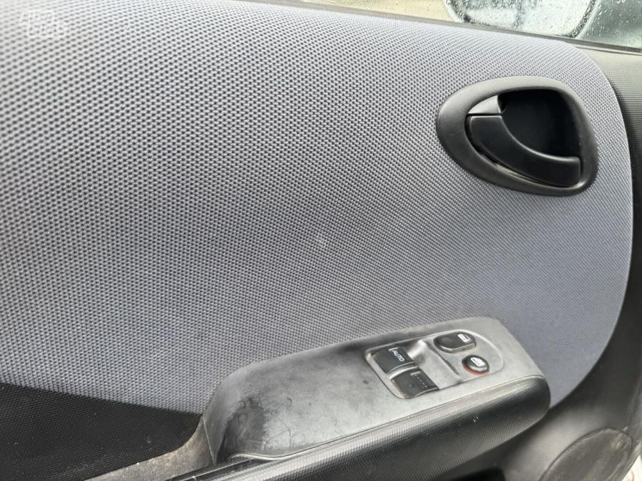 Honda Jazz 2003 in Vilnius, with an engine capacity of 1.30 L and mileage of 215 thousand km for 1150 €, photo 9 on AUTOMOTO.COM.LV