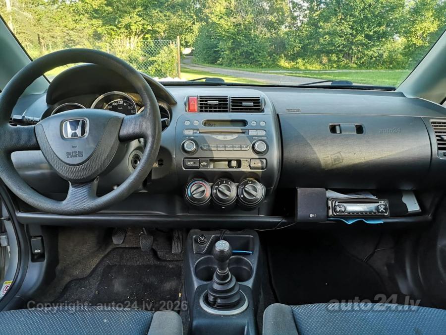 Honda Jazz 2004 in Parnu, with an engine capacity of 1.20 L and mileage of 266 thousand km for 650 €, photo 8 on AUTOMOTO.COM.LV