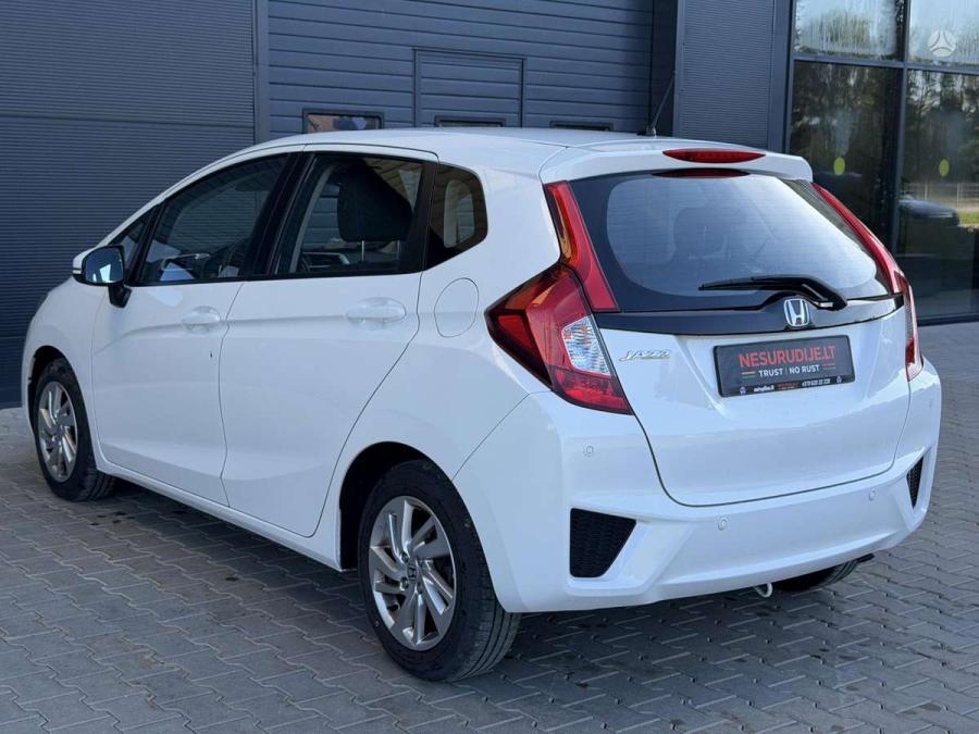 Honda Jazz 2016 in Vilnius, with an engine capacity of 1.32 L and mileage of 180 thousand km for 10999 €, photo 4 on AUTOMOTO.COM.LV