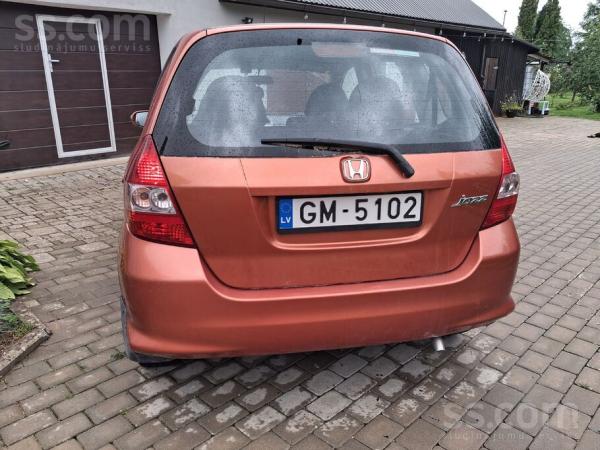 Orange Honda Jazz 2007 in Saldus, with an engine capacity of 1.40 L and mileage of 191 thousand km for 1450 €, photo 3 on AUTOMOTO.COM.LV