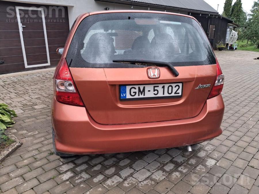 Orange Honda Jazz 2007 in Saldus, with an engine capacity of 1.40 L and mileage of 191 thousand km for 1450 €, photo 4 on AUTOMOTO.COM.LV