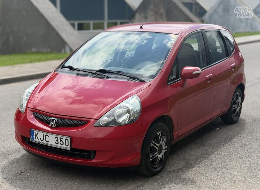 Red Honda Jazz 2005 in Vilnius, with an engine capacity of 1.30 L and mileage of 165 thousand km for 1350 €, photo 1 on AUTOMOTO.COM.LV