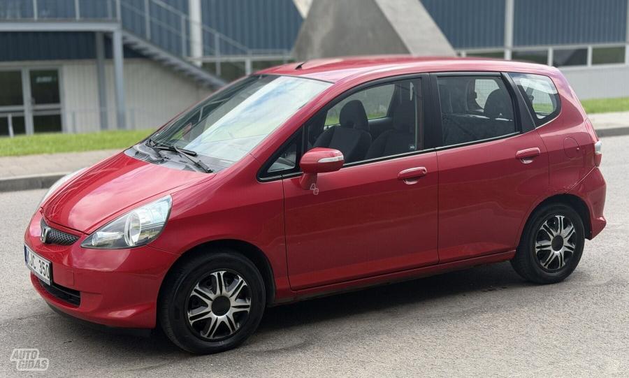 Red Honda Jazz 2005 in Vilnius, with an engine capacity of 1.30 L and mileage of 165 thousand km for 1350 €, photo 3 on AUTOMOTO.COM.LV