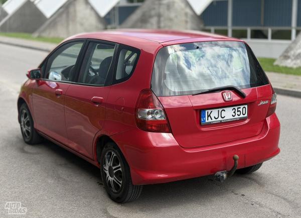 Red Honda Jazz 2005 in Vilnius, with an engine capacity of 1.30 L and mileage of 165 thousand km for 1350 €, photo 3 on AUTOMOTO.COM.LV