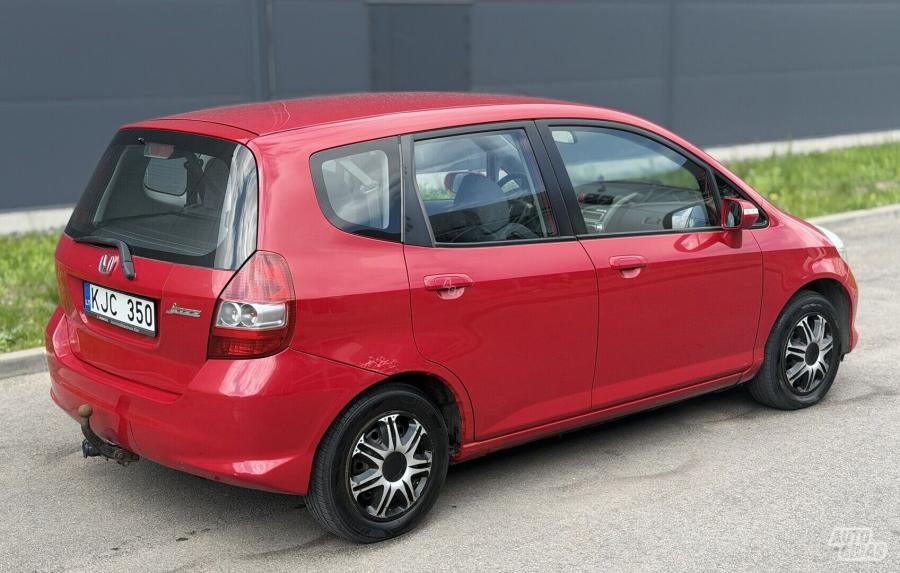 Red Honda Jazz 2005 in Vilnius, with an engine capacity of 1.30 L and mileage of 165 thousand km for 1350 €, photo 5 on AUTOMOTO.COM.LV