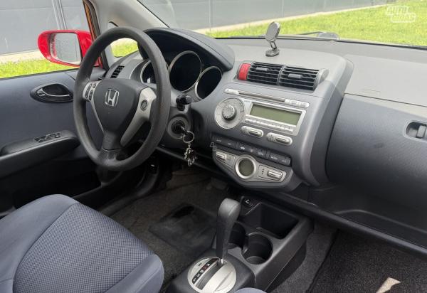 Red Honda Jazz 2005 in Vilnius, with an engine capacity of 1.30 L and mileage of 165 thousand km for 1350 €, photo 7 on AUTOMOTO.COM.LV