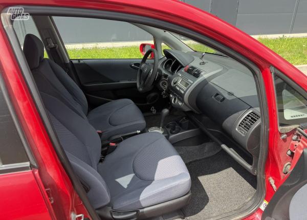 Red Honda Jazz 2005 in Vilnius, with an engine capacity of 1.30 L and mileage of 165 thousand km for 1350 €, photo 8 on AUTOMOTO.COM.LV