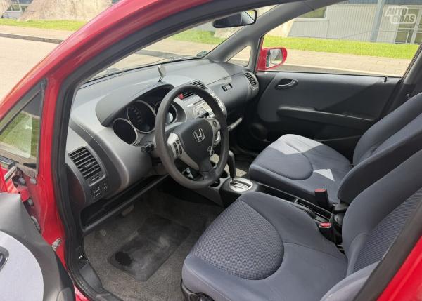 Red Honda Jazz 2005 in Vilnius, with an engine capacity of 1.30 L and mileage of 165 thousand km for 1350 €, photo 9 on AUTOMOTO.COM.LV