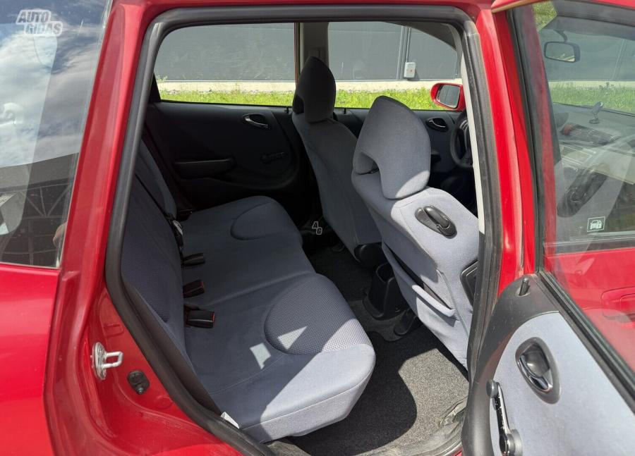 Red Honda Jazz 2005 in Vilnius, with an engine capacity of 1.30 L and mileage of 165 thousand km for 1350 €, photo 12 on AUTOMOTO.COM.LV