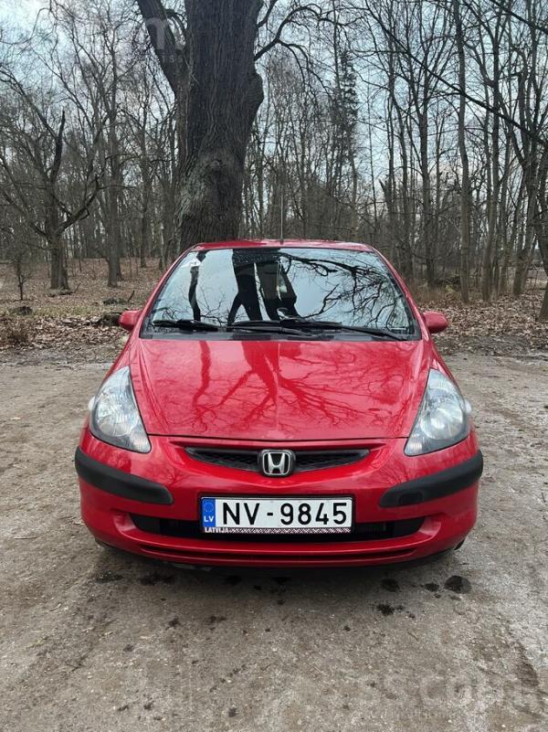 Red Honda Jazz 2002 in Riga, with an engine capacity of 1.30 L and mileage of 196 thousand km for 1449 €, photo 2 on AUTOMOTO.COM.LV
