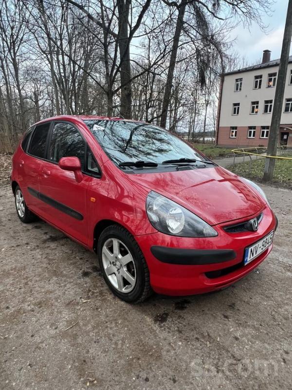 Red Honda Jazz 2002 in Riga, with an engine capacity of 1.30 L and mileage of 196 thousand km for 1449 €, photo 3 on AUTOMOTO.COM.LV