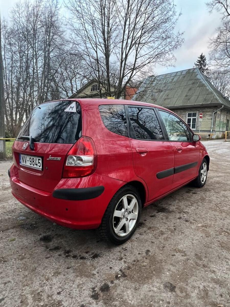 Red Honda Jazz 2002 in Riga, with an engine capacity of 1.30 L and mileage of 196 thousand km for 1449 €, photo 4 on AUTOMOTO.COM.LV