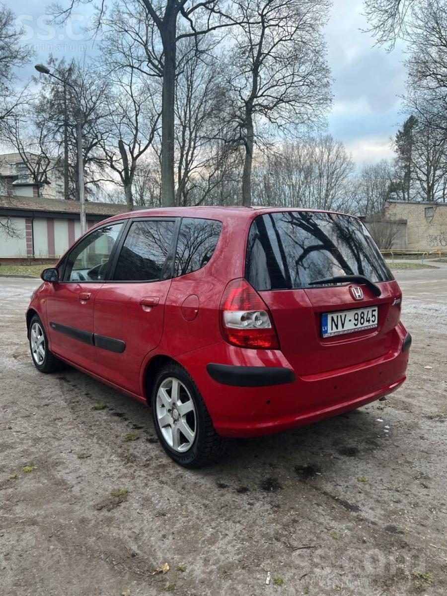 Red Honda Jazz 2002 in Riga, with an engine capacity of 1.30 L and mileage of 196 thousand km for 1449 €, photo 5 on AUTOMOTO.COM.LV