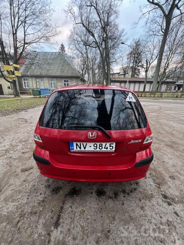 Red Honda Jazz 2002 in Riga, with an engine capacity of 1.30 L and mileage of 196 thousand km for 1449 €, photo 6 on AUTOMOTO.COM.LV