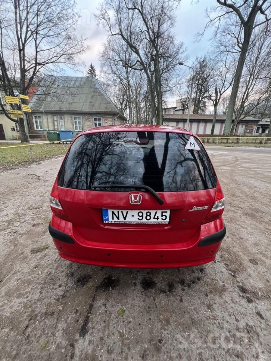 Red Honda Jazz 2002 in Riga, with an engine capacity of 1.30 L and mileage of 196 thousand km for 1449 €, photo 6 on AUTOMOTO.COM.LV