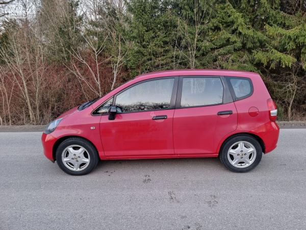 Red Honda Jazz 2004 in Kaunas, with an engine capacity of 1.20 L and mileage of 175 thousand km for 1900 €, photo 2 on AUTOMOTO.COM.LV