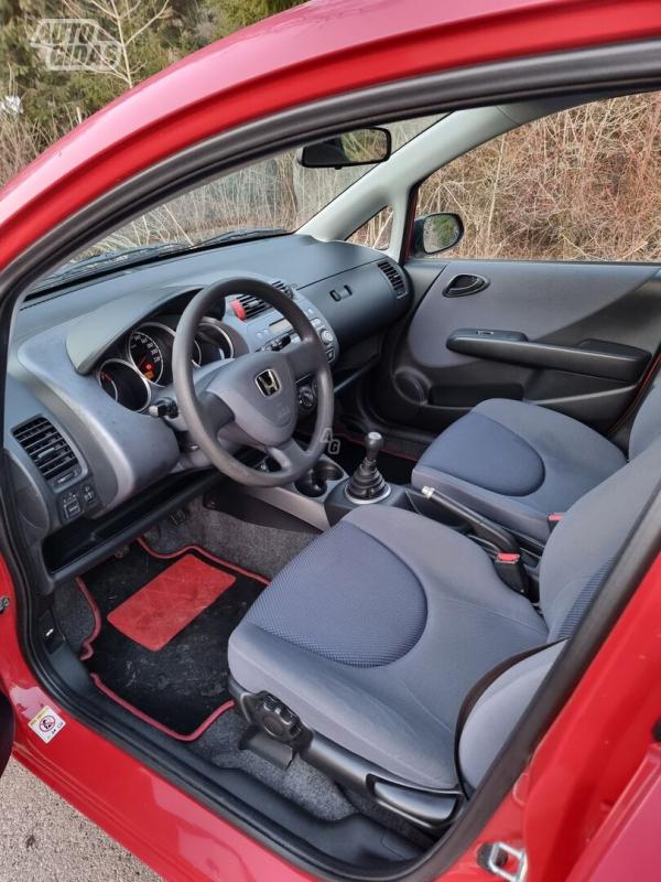 Red Honda Jazz 2004 in Kaunas, with an engine capacity of 1.20 L and mileage of 175 thousand km for 1900 €, photo 5 on AUTOMOTO.COM.LV