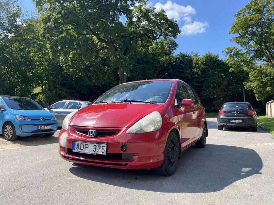Red Honda Jazz 2004 in Vilnius, with an engine capacity of 1.34 L and mileage of 129 thousand km for 550 €, photo 1 on AUTOMOTO.COM.LV