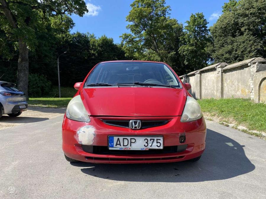 Red Honda Jazz 2004 in Vilnius, with an engine capacity of 1.34 L and mileage of 129 thousand km for 550 €, photo 3 on AUTOMOTO.COM.LV