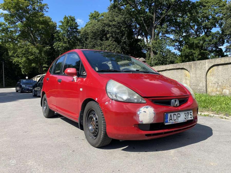 Red Honda Jazz 2004 in Vilnius, with an engine capacity of 1.34 L and mileage of 129 thousand km for 550 €, photo 4 on AUTOMOTO.COM.LV