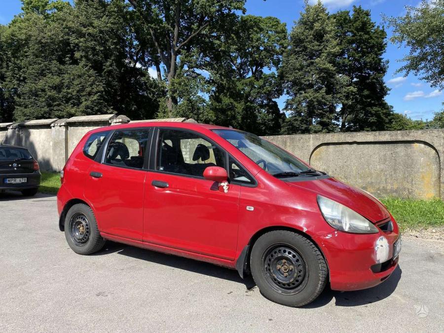 Red Honda Jazz 2004 in Vilnius, with an engine capacity of 1.34 L and mileage of 129 thousand km for 550 €, photo 5 on AUTOMOTO.COM.LV