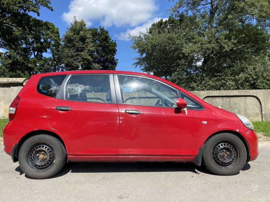 Red Honda Jazz 2004 in Vilnius, with an engine capacity of 1.34 L and mileage of 129 thousand km for 550 €, photo 6 on AUTOMOTO.COM.LV