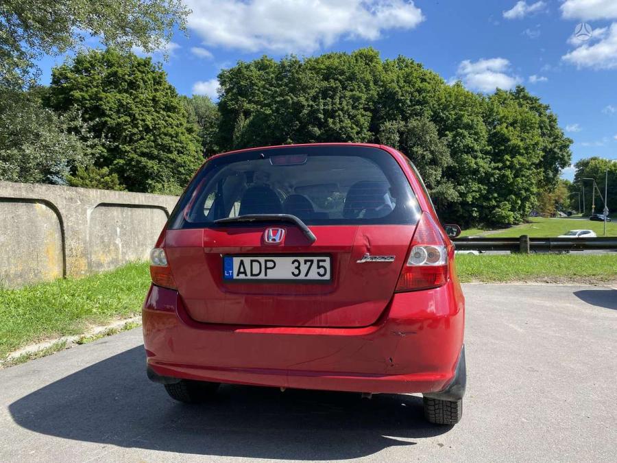 Red Honda Jazz 2004 in Vilnius, with an engine capacity of 1.34 L and mileage of 129 thousand km for 550 €, photo 9 on AUTOMOTO.COM.LV
