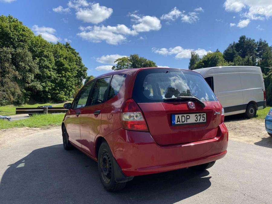 Red Honda Jazz 2004 in Vilnius, with an engine capacity of 1.34 L and mileage of 129 thousand km for 550 €, photo 10 on AUTOMOTO.COM.LV