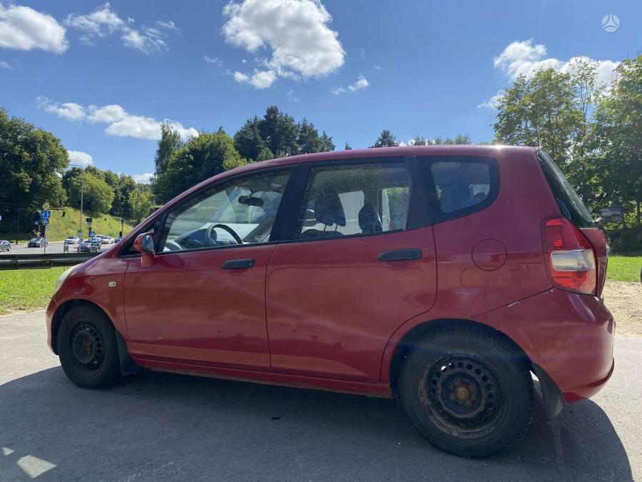 Red Honda Jazz 2004 in Vilnius, with an engine capacity of 1.34 L and mileage of 129 thousand km for 550 €, photo 11 on AUTOMOTO.COM.LV