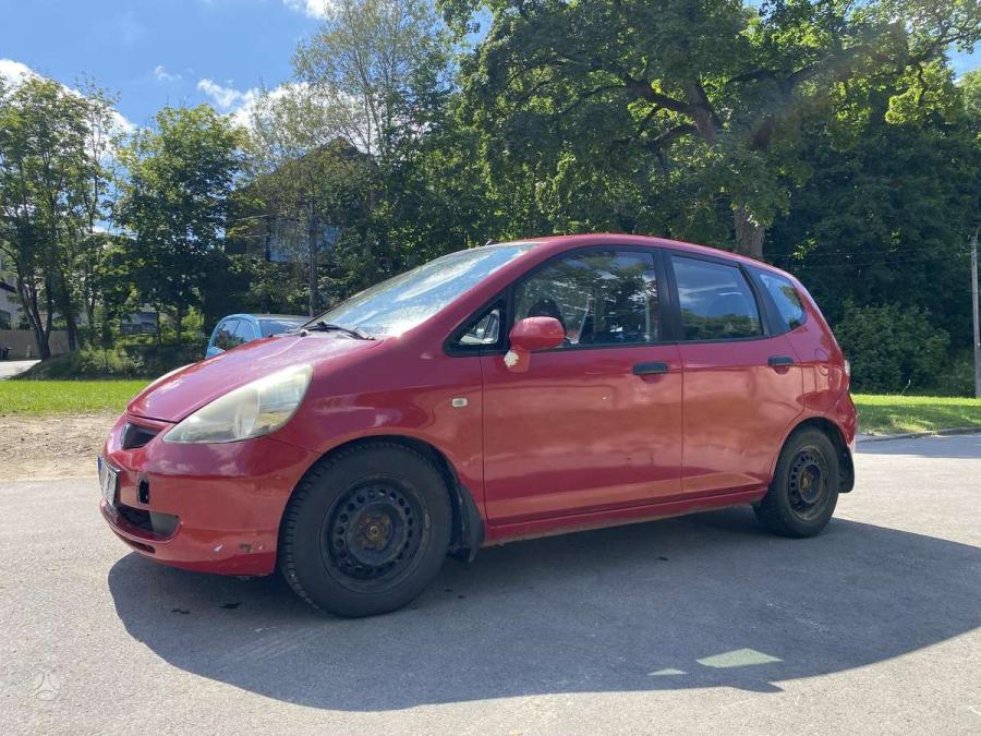 Red Honda Jazz 2004 in Vilnius, with an engine capacity of 1.34 L and mileage of 129 thousand km for 550 €, photo 12 on AUTOMOTO.COM.LV