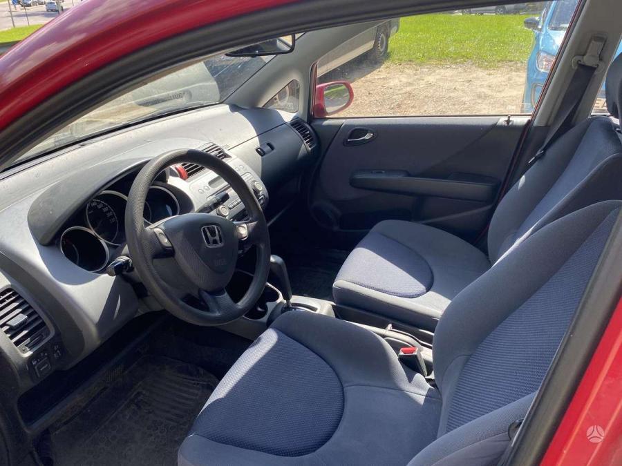 Red Honda Jazz 2004 in Vilnius, with an engine capacity of 1.34 L and mileage of 129 thousand km for 550 €, photo 14 on AUTOMOTO.COM.LV