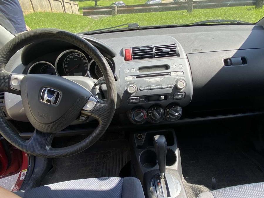 Red Honda Jazz 2004 in Vilnius, with an engine capacity of 1.34 L and mileage of 129 thousand km for 550 €, photo 15 on AUTOMOTO.COM.LV