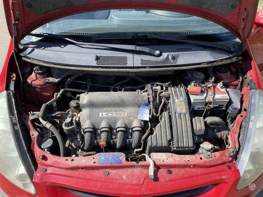 Red Honda Jazz 2004 in Vilnius, with an engine capacity of 1.34 L and mileage of 129 thousand km for 550 €, photo 19 on AUTOMOTO.COM.LV