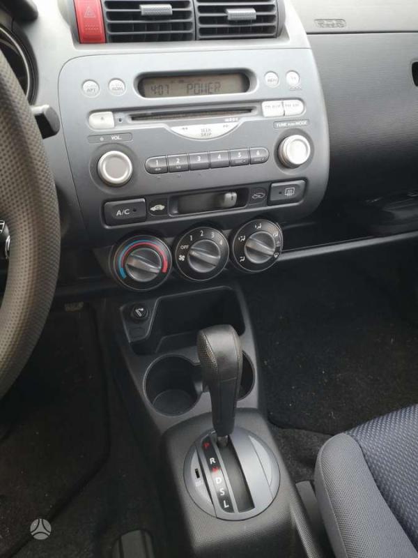 Red Honda Jazz 2005 in Klaipeda, with an engine capacity of 1.30 L and mileage of 178 thousand km for 2350 €, photo 11 on AUTOMOTO.COM.LV