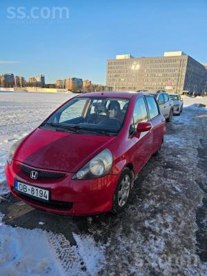 Sarkans Honda Jazz 2005 Rīga, ar dzinēja tilpumu 1.30 L un nobraukumu 290 tūkst. km par 650 €, foto  vietnē AUTOMOTO.COM.LV
