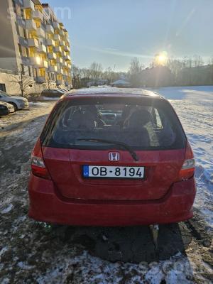 Red Honda Jazz 2005 in Riga, with an engine capacity of 1.30 L and mileage of 290 thousand km for 650 €, photo 3 on AUTOMOTO.COM.LV