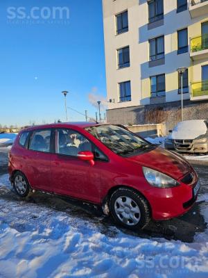 Red Honda Jazz 2005 in Riga, with an engine capacity of 1.30 L and mileage of 290 thousand km for 650 €, photo 5 on AUTOMOTO.COM.LV