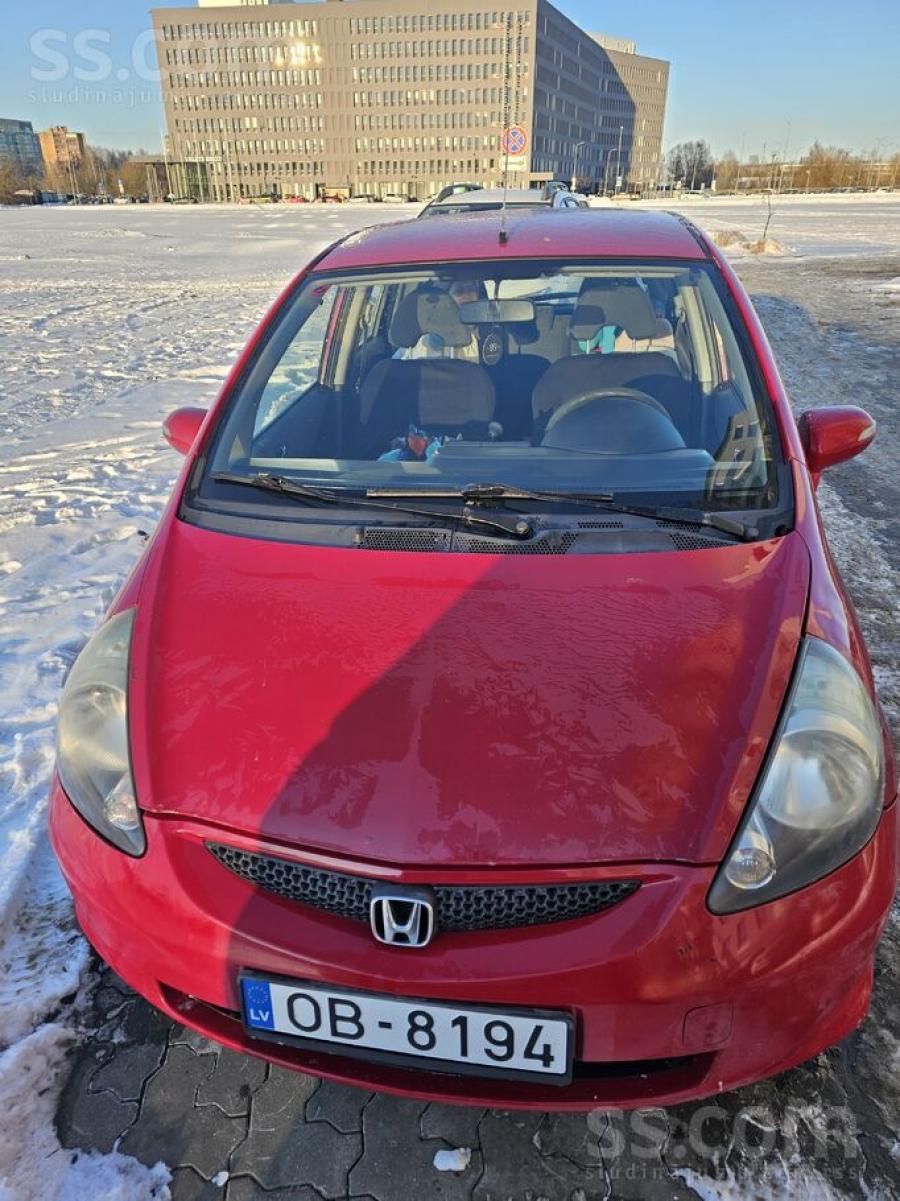 Red Honda Jazz 2005 in Riga, with an engine capacity of 1.30 L and mileage of 290 thousand km for 650 €, photo 6 on AUTOMOTO.COM.LV