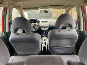 Red Honda Jazz 2005 in Riga, with an engine capacity of 1.30 L and mileage of 290 thousand km for 650 €, photo 7 on AUTOMOTO.COM.LV